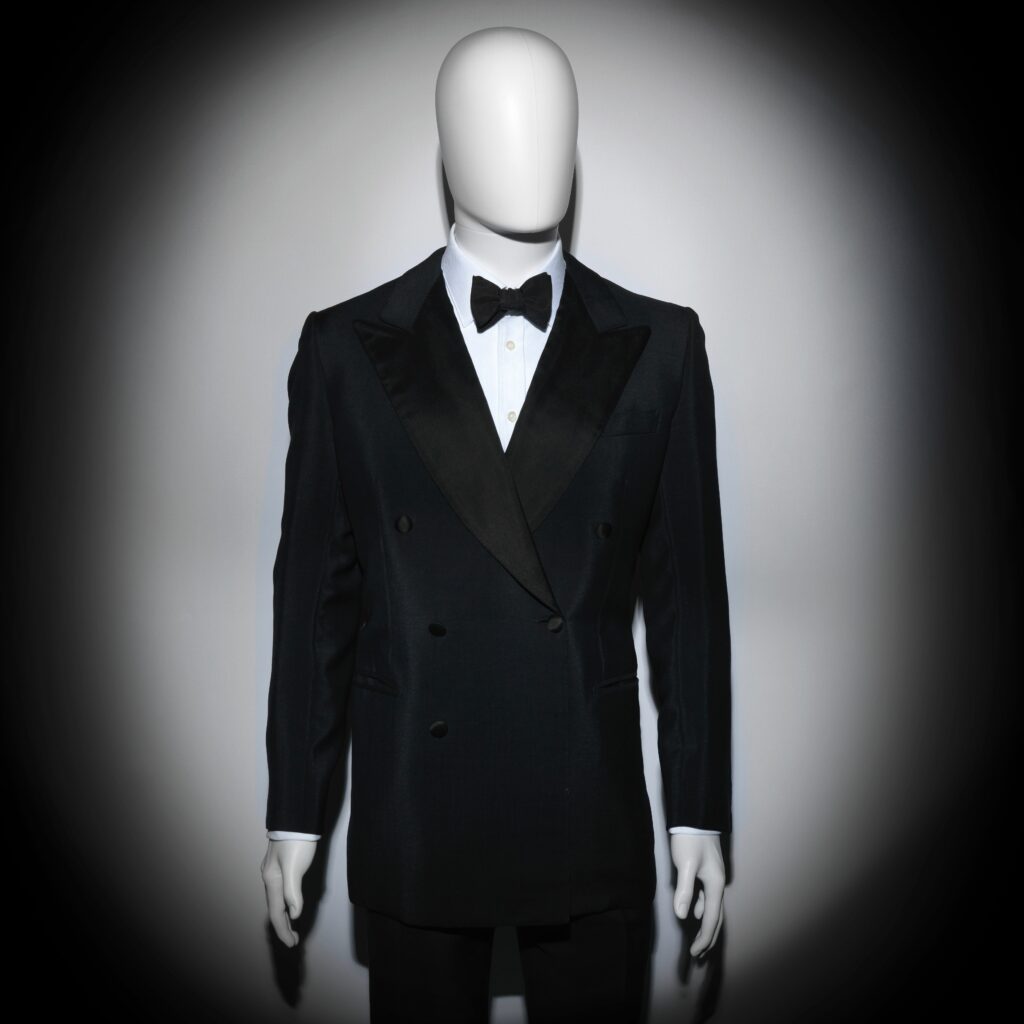 La collection de Roger Moore alias James Bond a été mise aux enchères à ...