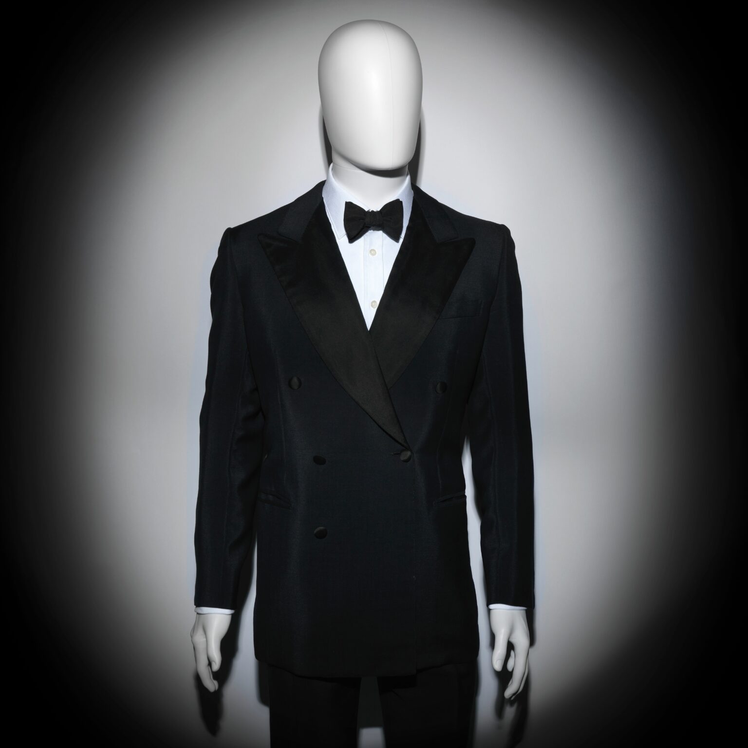 La collection de Roger Moore alias James Bond a été mise aux enchères à ...